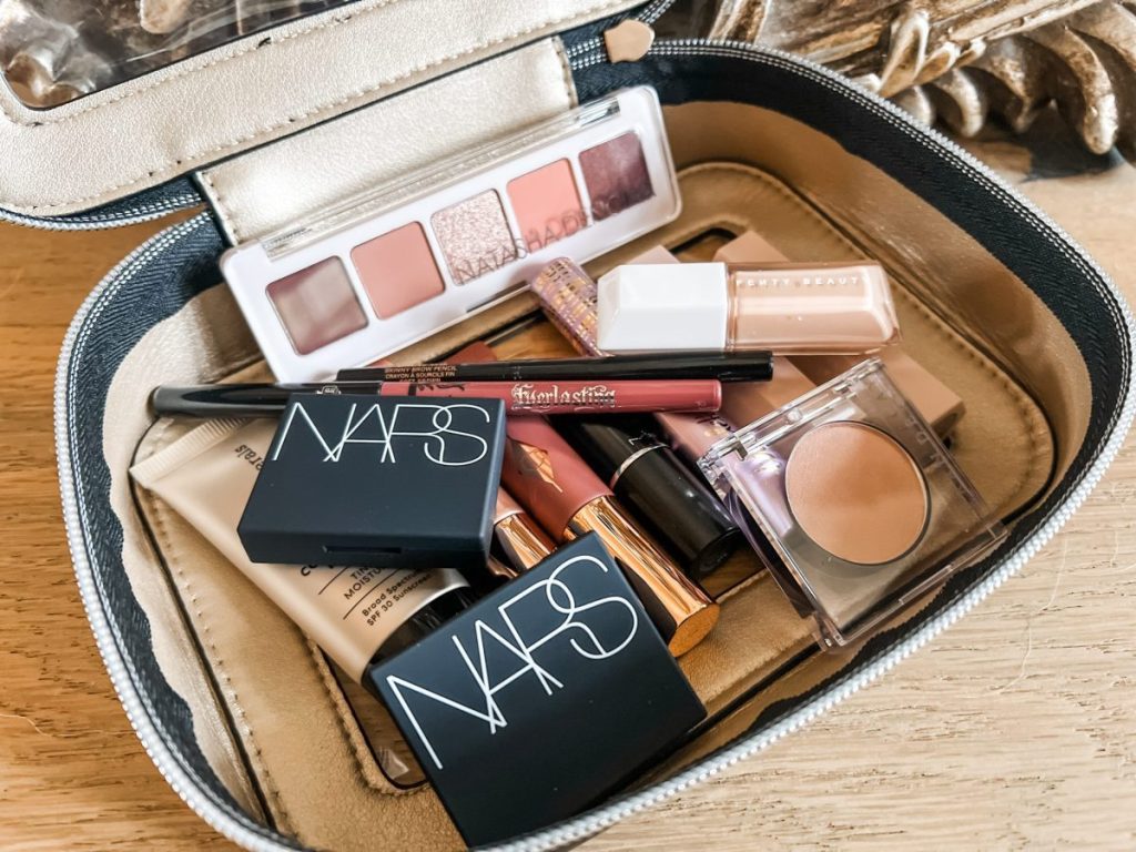 Best Travel Makeup – City Chic Living | Alexandra Nicole Nolan